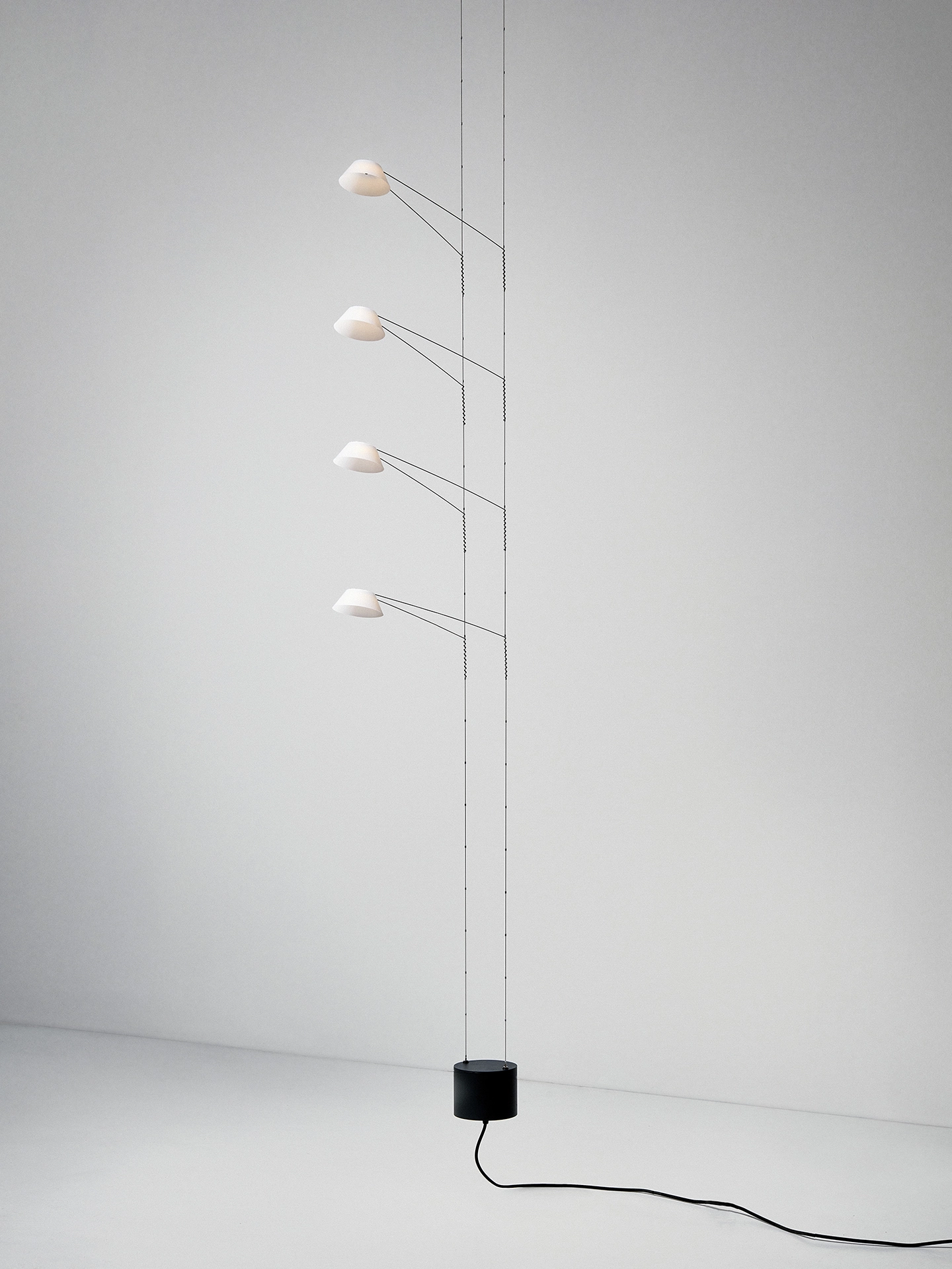 Liiu - Design floor lamps - VANTOT - Luceplan